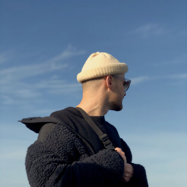 Doucement - Les pieds dans l'eau (2024) - AGAV | Karnaval.com